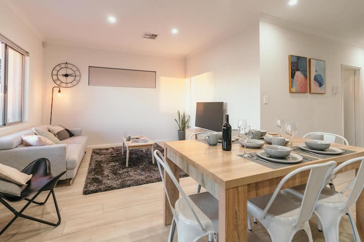 Quiet Large Balcony Living - Free Parking & Wifi - Riverton, Australia