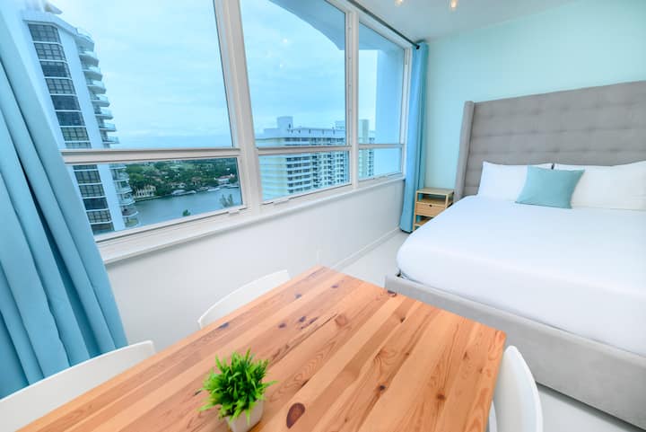 Remodeled Bay View | Pool + Beach Access + Parking - Miami Beach, FL