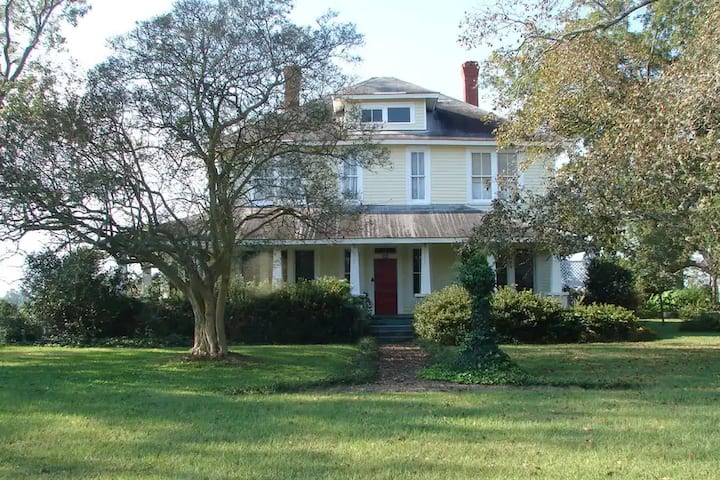 Hospitality Area: Bedroom/bath/dining Room/ Parlor - Statesboro, GA