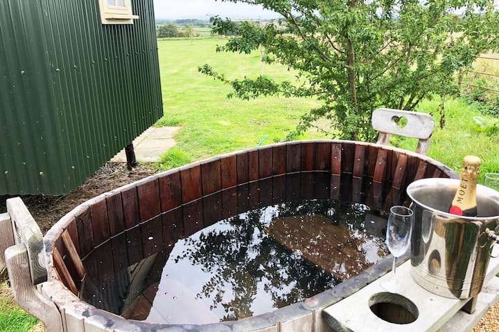 The Hares Lair Huts Upon A Hill - Bath