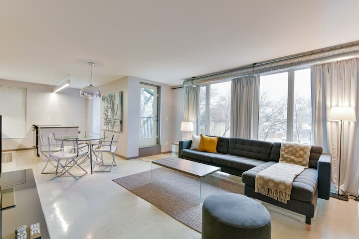 Luxury Flat W/ Heated Parking In Osborne Village - Winnipeg