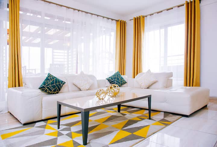 Rooftop 2 Bedroom 2,5 Bath 5mins Walk To A&c Mall - Accra