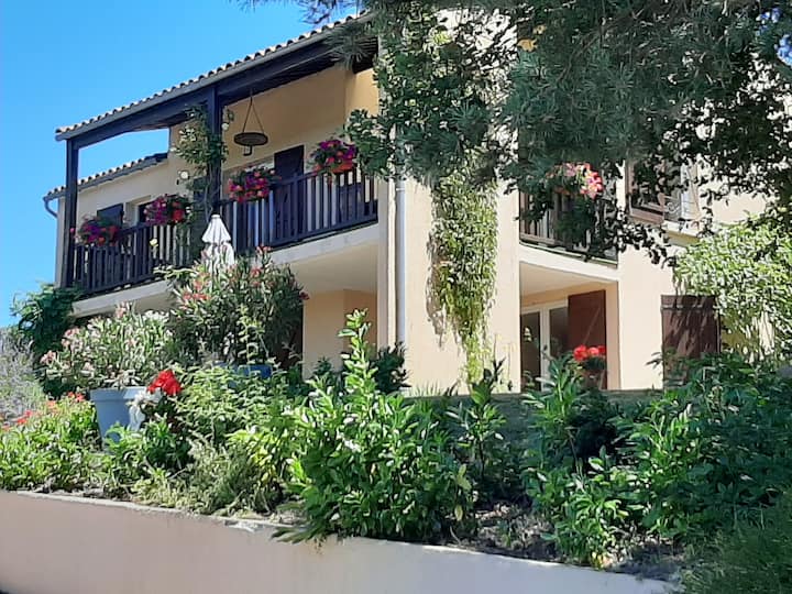 Maison Au Bord Du Lac Pour Des Vacances De Rêve. - Cantal