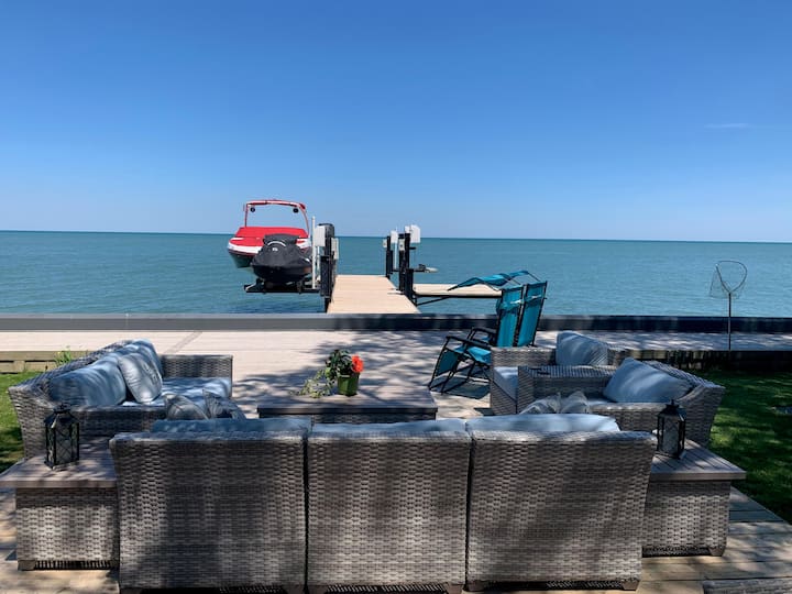 Completely Renovated, Cozy, Lake Front Oasis - Lakeshore