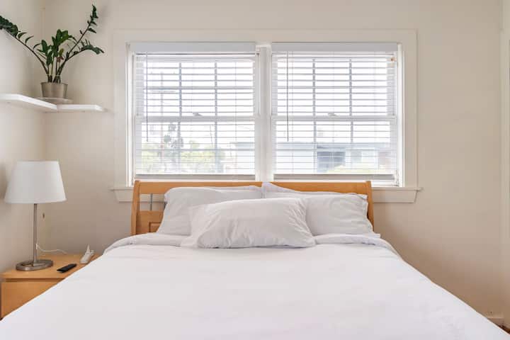 Private Kitchen & Bath/gated Parking/30 Min To Sf - Oakland, CA
