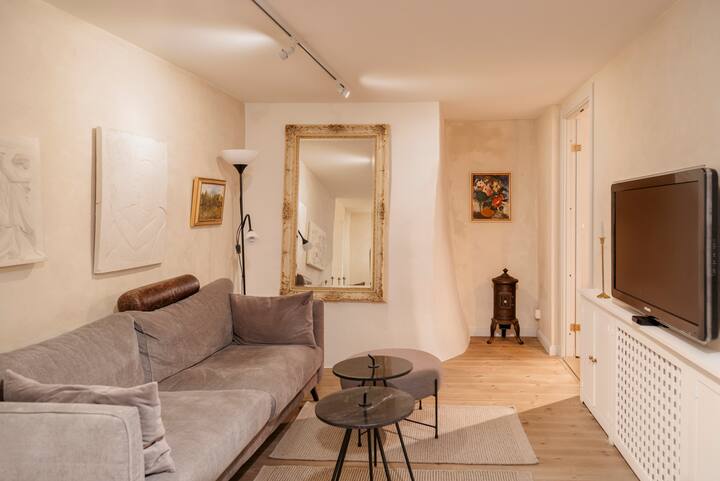 Unique Cellar Old Town Apartment, Private Entrance - Estocolmo