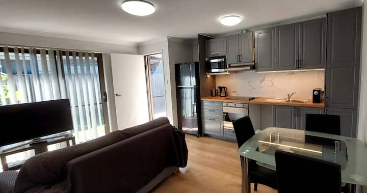 Qn Bed, Granny Flat, Proximity Sandstone Pt Hotel - Beachmere