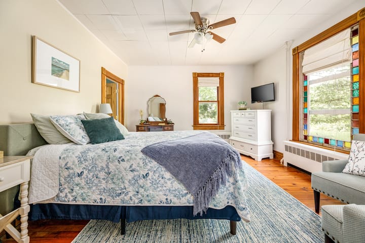 Monarch Room - The Cottonwood Inn Bed & Breakfast - Empire, MI