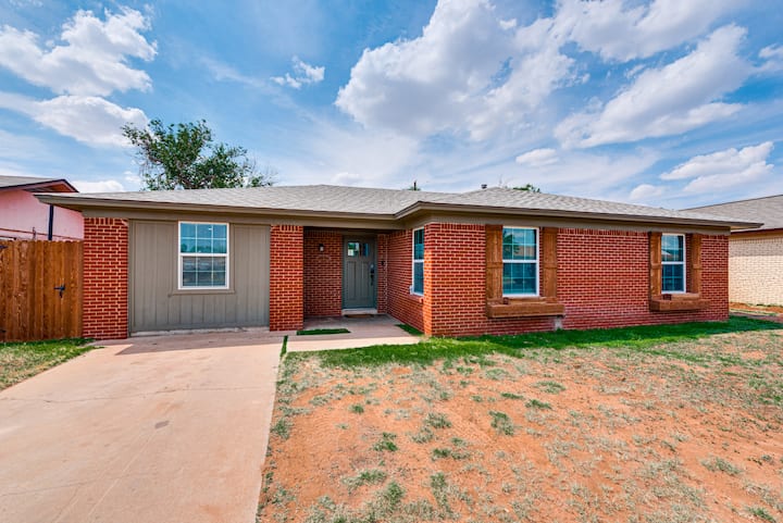 Light, Bright & Cozy - 4 Bed 2 Bath Home - Midland, TX