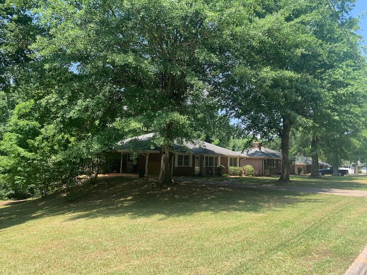 Furnished Bungalow Ten Minutes From Square - Gainesville, GA