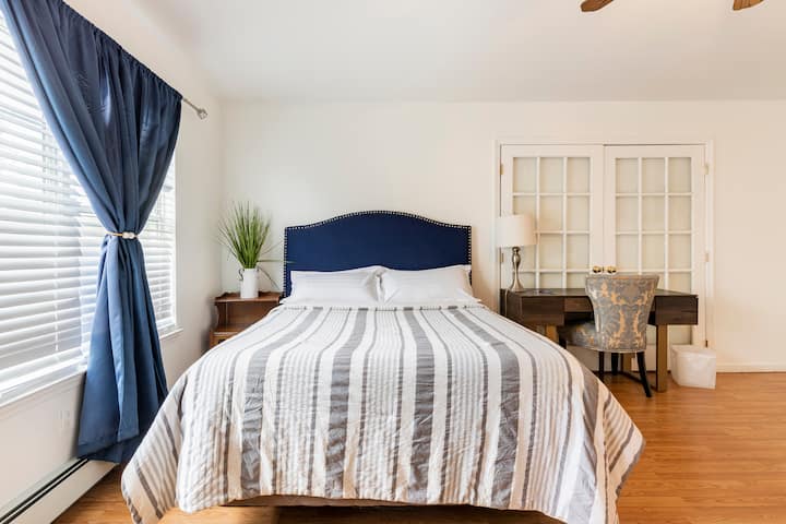 Queen Bed & Twin Bed, Private Bathroom & Entrance - Long Island, NY