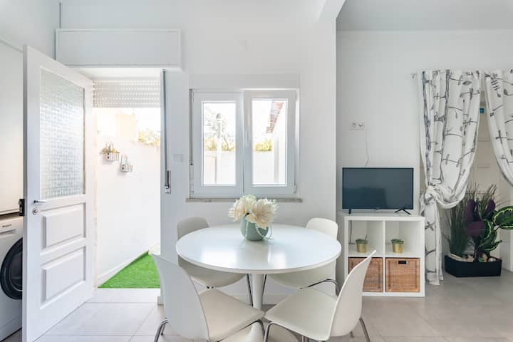 Apartamento T2,no Centro Histórico , Com Varanda - Peniche