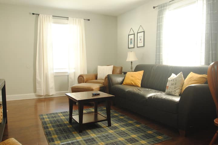 Comfy 3 Br, 2 Full Bath, Yard & Full Sized Laundry - Louisville, KY