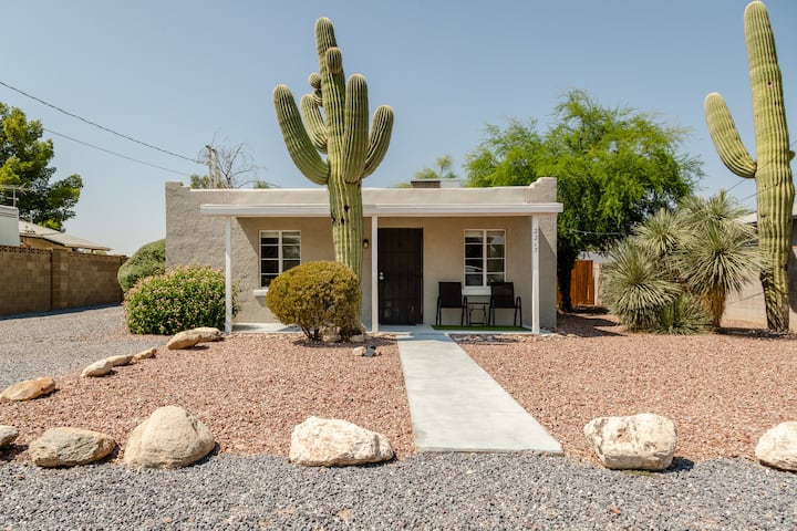 The Galabunga | 5★ Location, ♛King Bed + Parking - Tucson, AZ