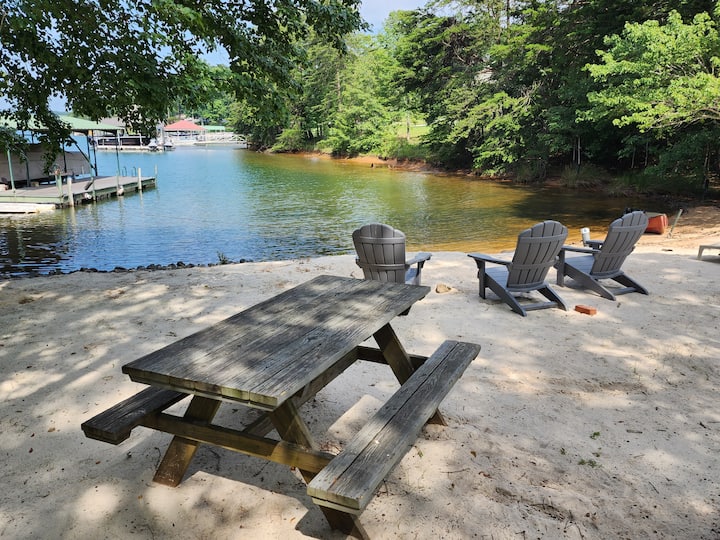 House On Lake Keowee Swim Beach In Cove W/ Dock - Lake Keowee, SC