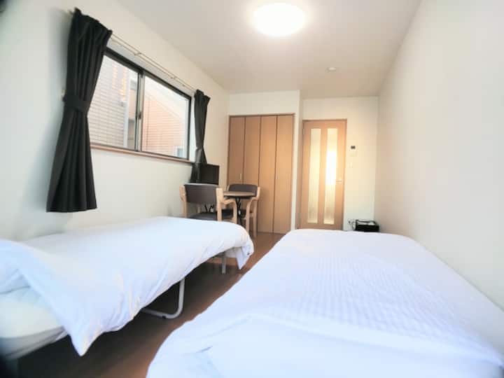 落ち着いた雰囲気、新大久保駅徒歩3分。2人まで滞在可、コンクリート打ちっぱなしのお洒落な外観 - Shinjuku City