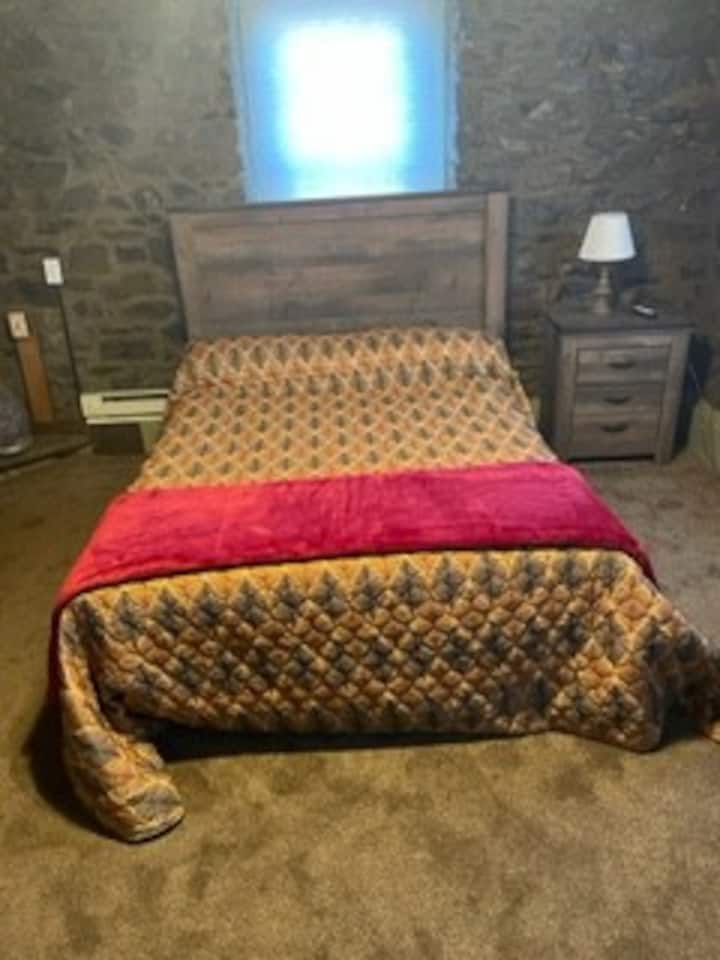 Historic Seipsville Inn Room 2 (Red) - Easton, PA