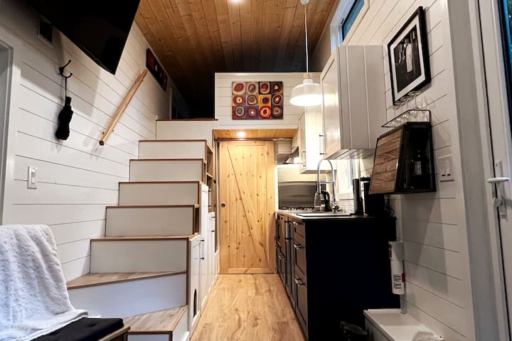 Tiny Home | Meadow, Fire Pit & Hot Tub - Gibsons