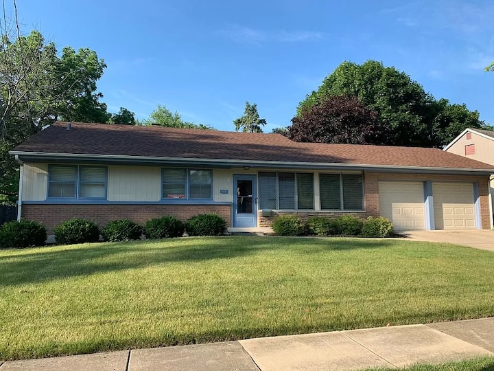 Spacious 5 Bedroom 2 Bath House - Lake Forest, IL