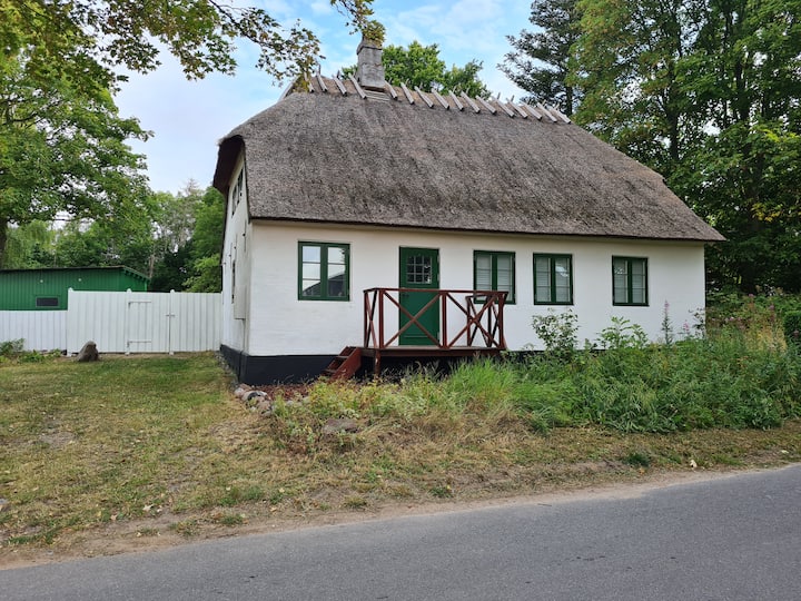 Stråtækt Bindingsværkshus På Skøn Naturgrund - Danska