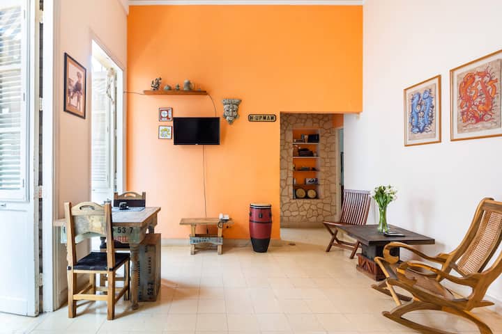 Spacious Flat In Centro; A Convenient Location. - Cuba
