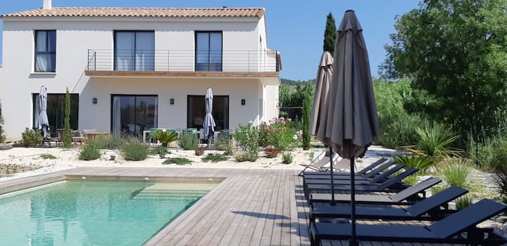 Gîte Contemporain Au Paradou. 12 Personnes. - Arles