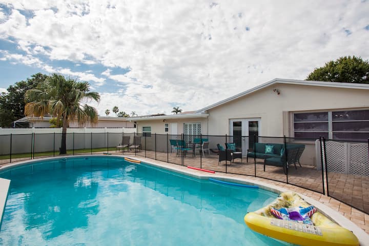 Spacious 4/3 Large Pool Home :Parking, Bbq Wifi! - Hollywood, FL