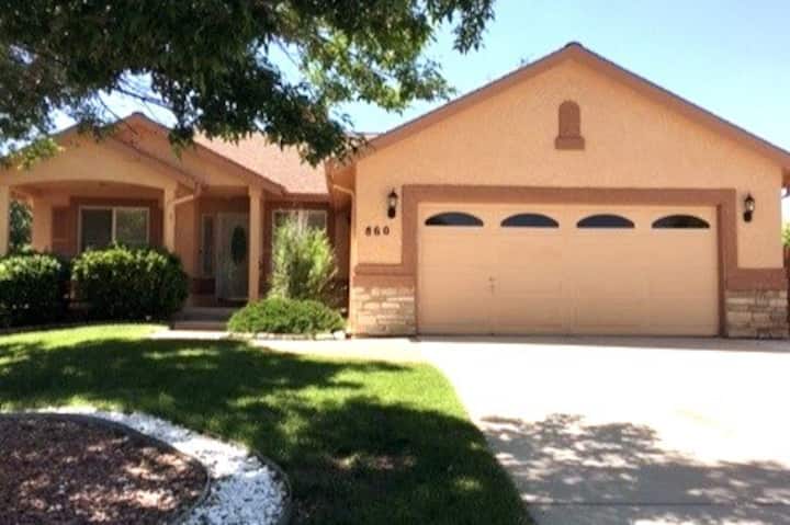 Spacious Comfy Basement Apt. (1150 Sq. Ft.) - Colorado Springs, CO