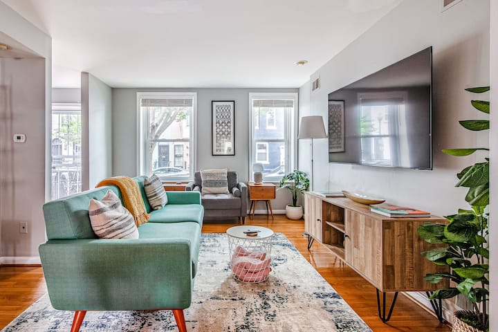 Urban Chic 2-br Home W/ Fireplace | Heart Of Nw Dc - Washington, DC