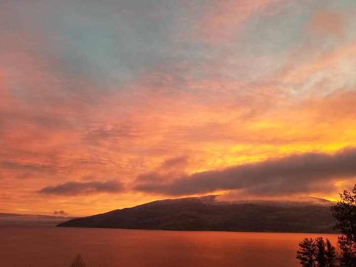 Paradise Awaits- Two Bedroom Suite. - Peachland