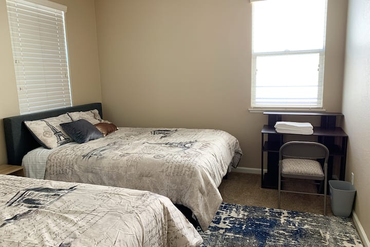Cozy Room 2 Queen Size Beds With Private 43” Tv - Elk Grove, CA