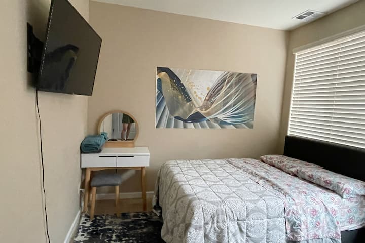 Downstairs 2 Full Size Private Room With 43” Tv - Elk Grove, CA