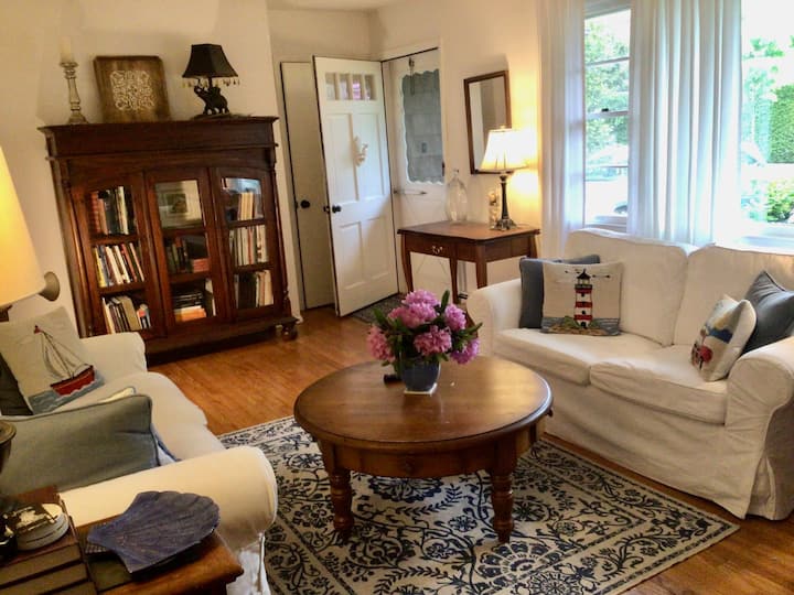 Cozy East Hampton Village Cottage - Amagansett, NY