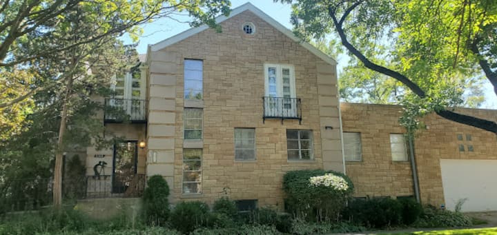 Huge Bright Corner Home On Chicago's North Side - Chicago, IL
