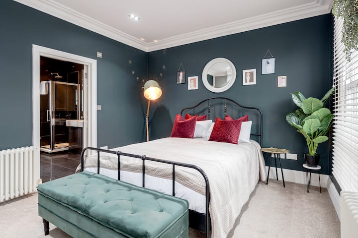 Colourful Camden | Victorian | Creed Stay - Hertfordshire