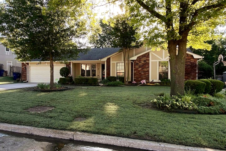 Comfortable 4 Bedroom Ranch Home In South Tulsa - Tulsa