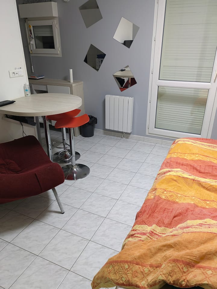 Charmant Studio Avec Terrasse Individuelle - Lognes