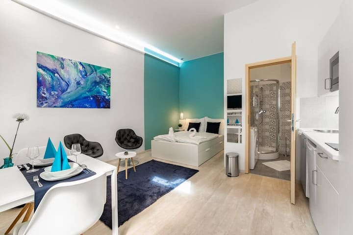 The Cribs Of Budapest - Blue 27 - Budapest