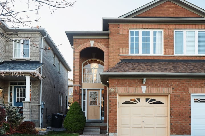 Spacious & Luxurious 3br House W/ Pvt Playground - 