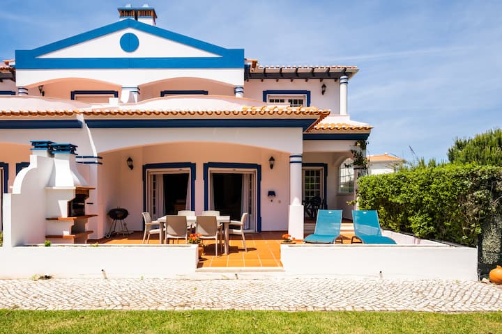 Mediterranean Style Townhouse In Gated Community - Vau