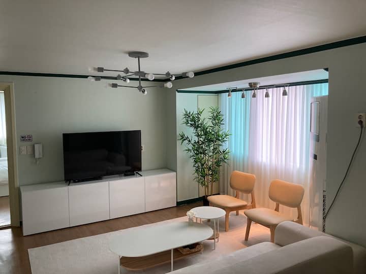 Sunnyside/ Hongik Univ. St. Exit 5~7  3min On Foot - Seoul