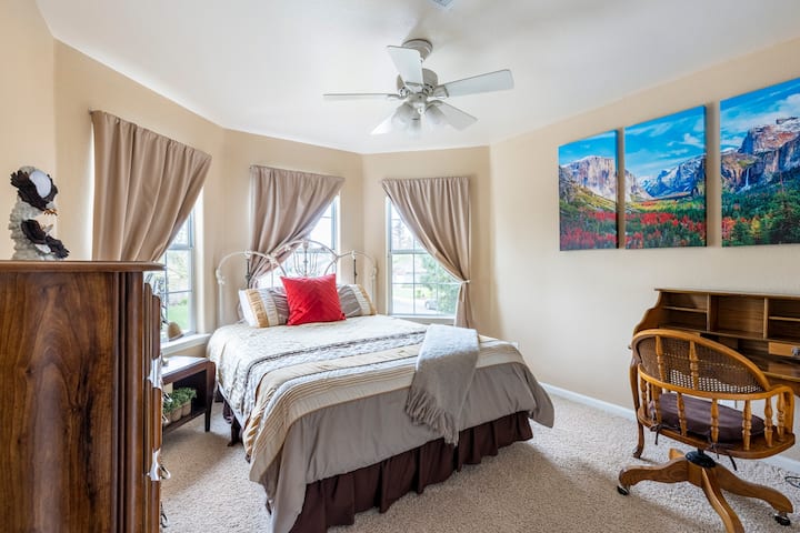 Tranquil 3 Bedroom Terrace - Fresno, CA