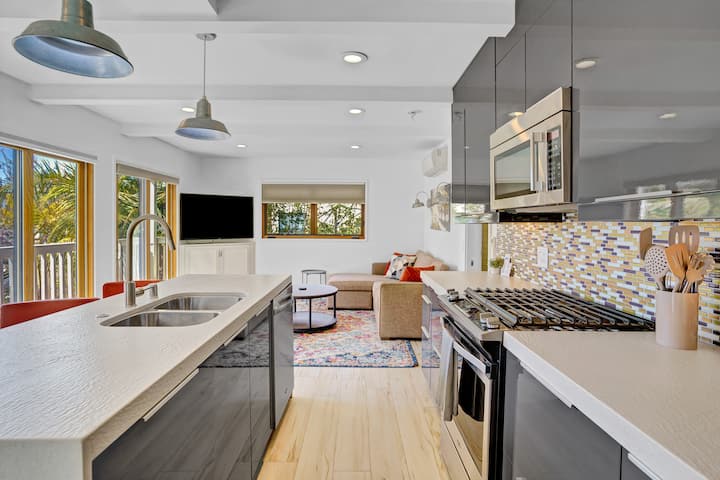 Downtown High End King Suite W/ Patio - National City, CA