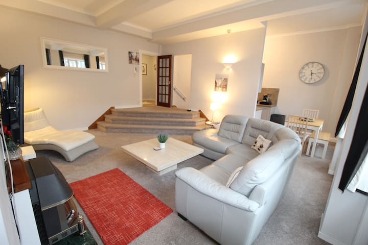 Stylish And Spacious, City Centre Apartment - Édimbourg
