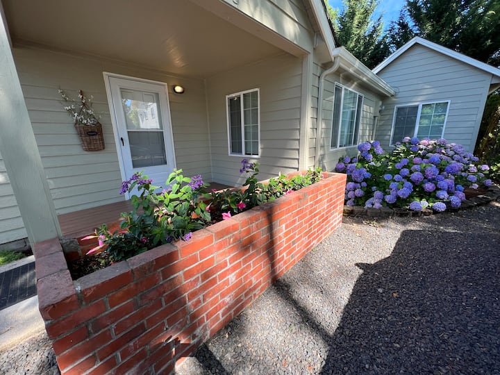 Perfectly Located 2 Bedroom, 2.5 Bath Home W/loft - Springfield, OR