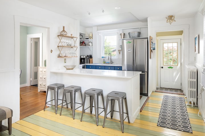 Thames Street & Wharf Private Home With Parking - Newport, RI