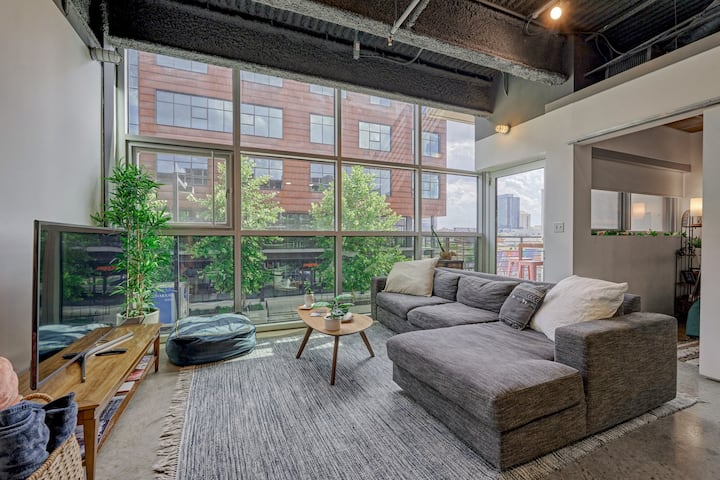 East 6th St Modern Loft + Balcony + Free Parking - The Pecan Street Festival