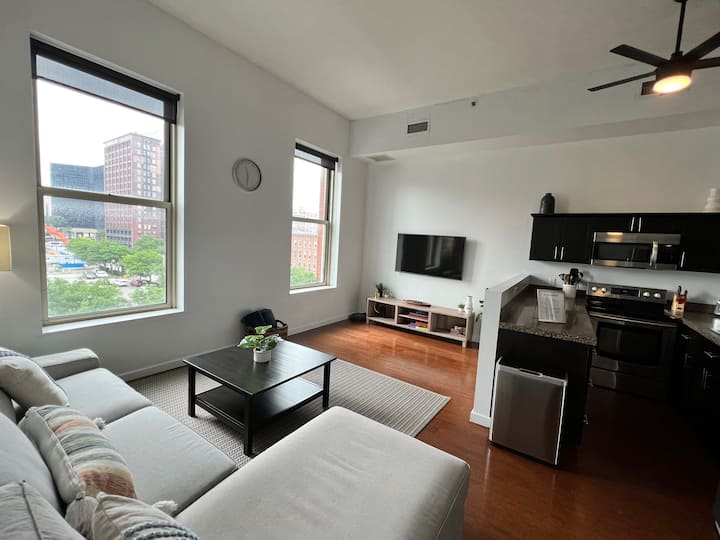 Walkable Downtown: Cozy 1br Condo - Cleveland, OH