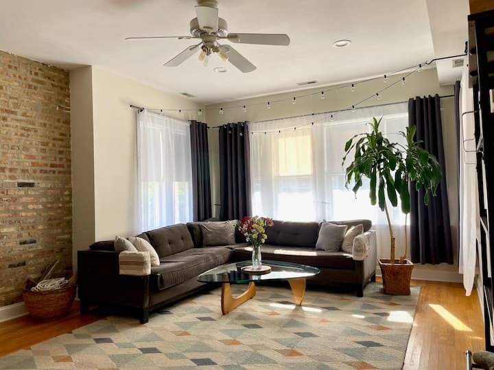 Spacious Smart Apartment With Theater & Jacuzzi. - Chicago, IL
