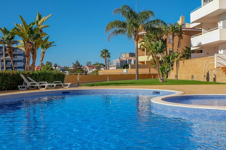 6 Minutes To Beach | Large Apt | Balcony & Pool - Lagos